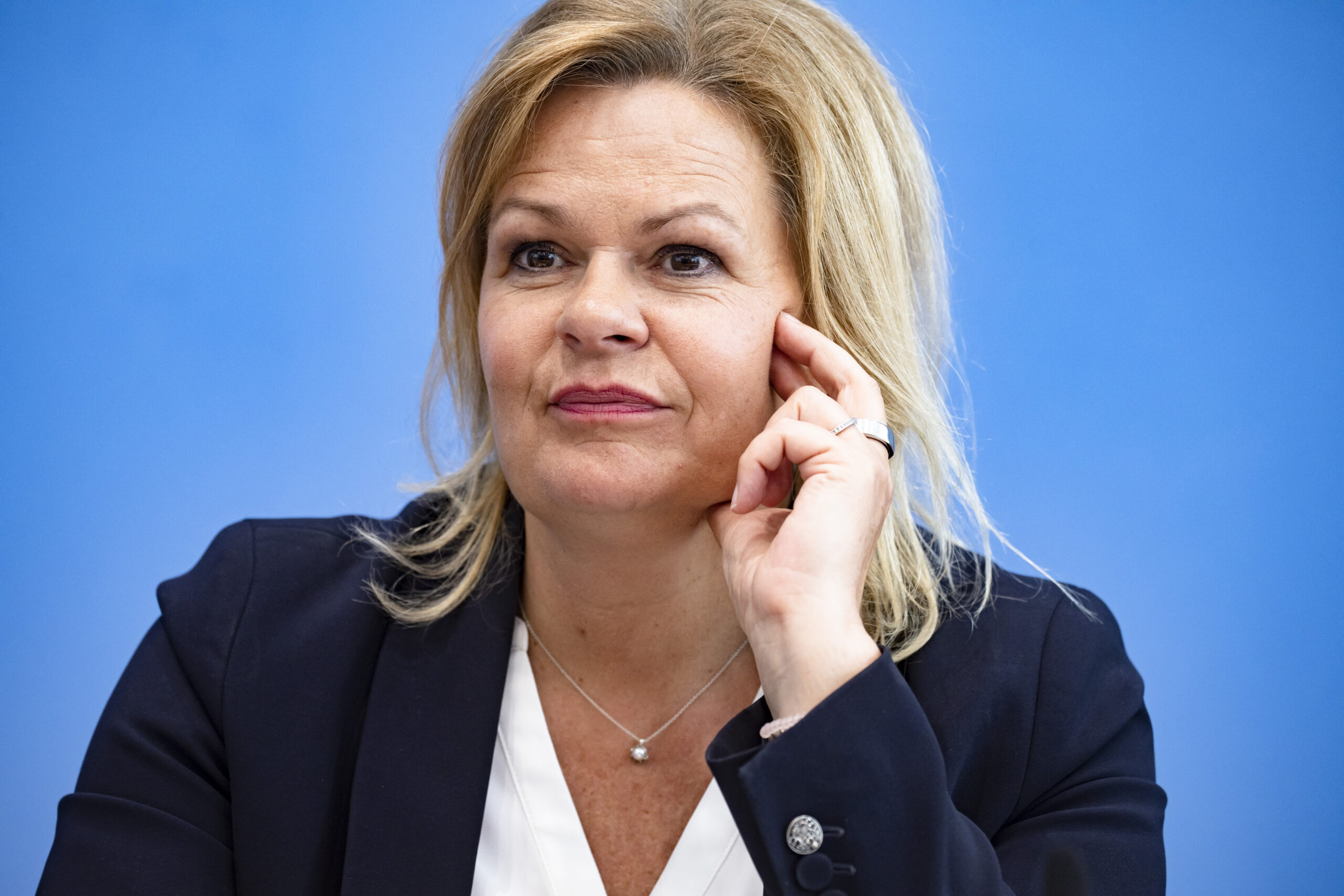 Faesers Pläne treten Debatte los – Buzzard